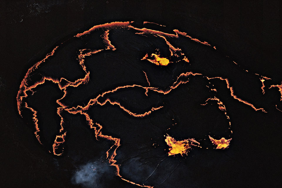 Magma lake in the big crater of the Erta Ale volcano | Georg Gerster